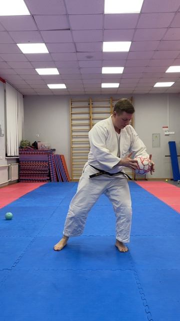 Занятное упражнение с мячом для развития координации ч.3