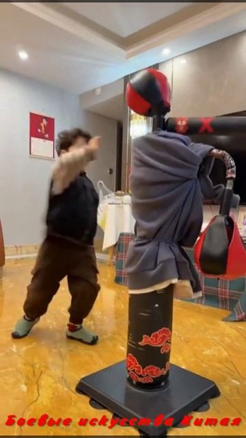 Пятилетний милый ребенок делает супер высокие свип-удары ногой