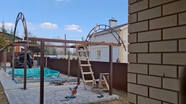 Установил арки для навеса. Строим мангальную, зону барбекю.