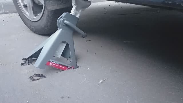 Оставил авто на страховочных упорах на несколько дней