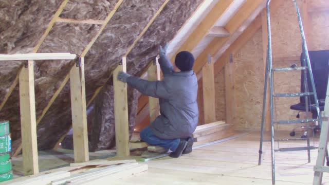 Продолжаю утеплять мансарду минеральной ватой. Применяю утеплитель толщиной 150мм и 50мм.