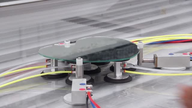 Обрабатывающий центр Intermac Master 33.5 изготовление криволинейного фацета на зеркале.