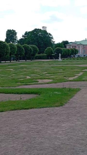 Задний фасад главного дворца усадьбы Кусково и обзор площади перед ним.