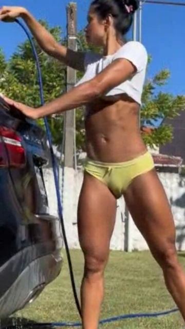 Девушка моет автомобиль