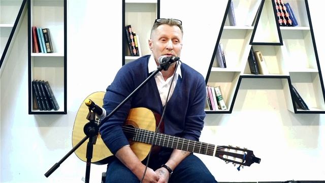 16 В комнате темной