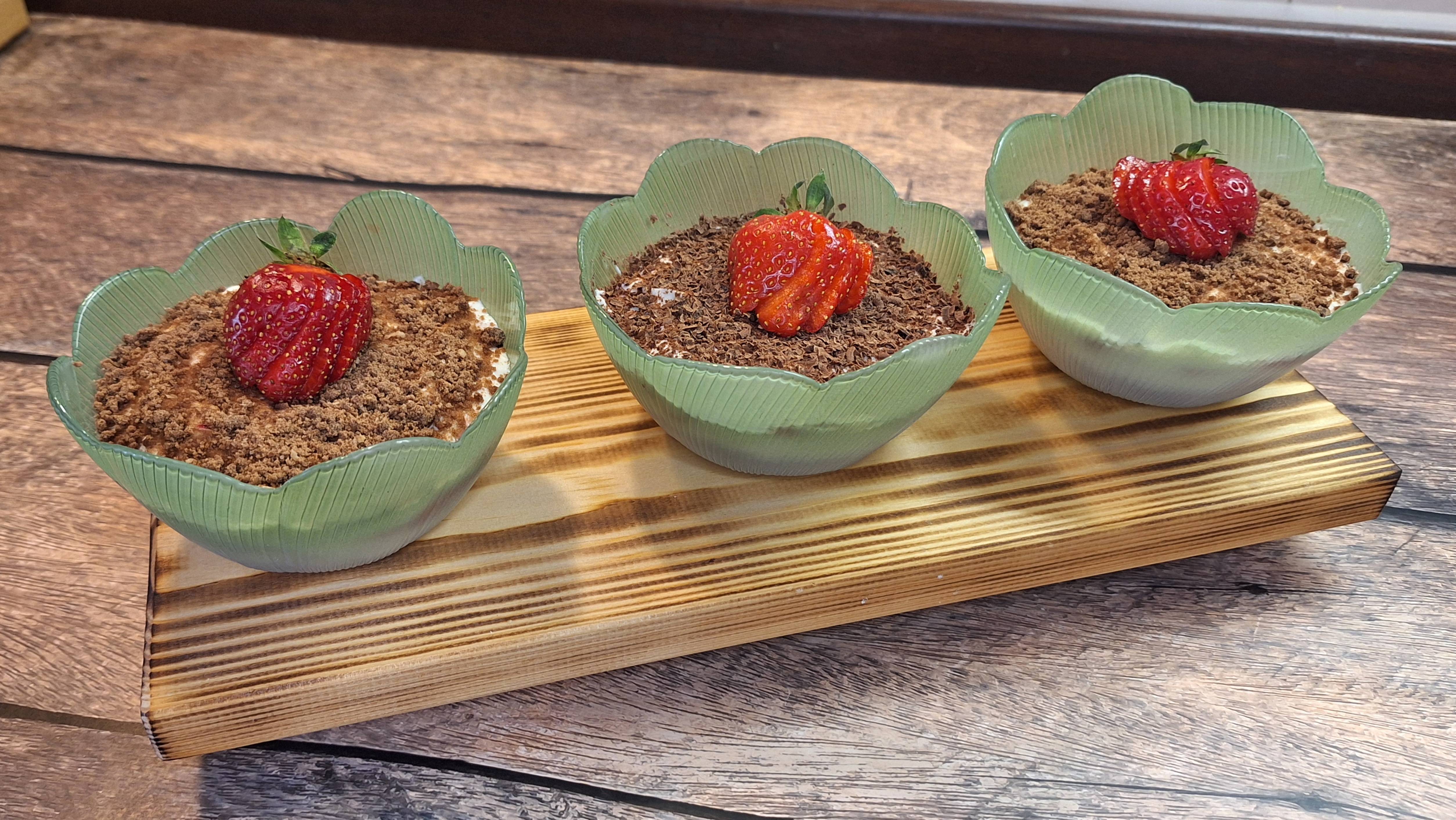 Десерт с клубникой и творожным кремом.