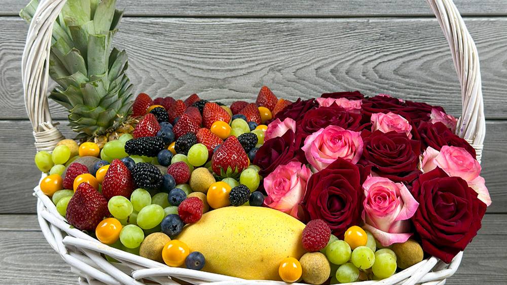 Фруктовая корзина с цветами и ягодами «Вокруг света»