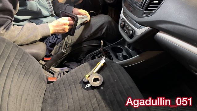 Накладки на внутреннюю часть арок, новая ручка МКПП, уплотнитель лобового стекла. Кто то украл мой