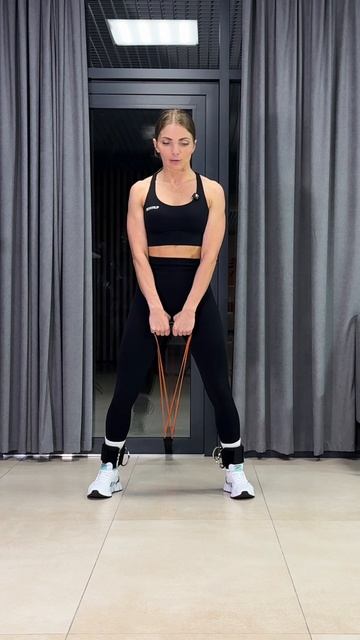 2. Тренировка на все группы мышц с фитнес-резинками, манжетами и дверным фиксатором