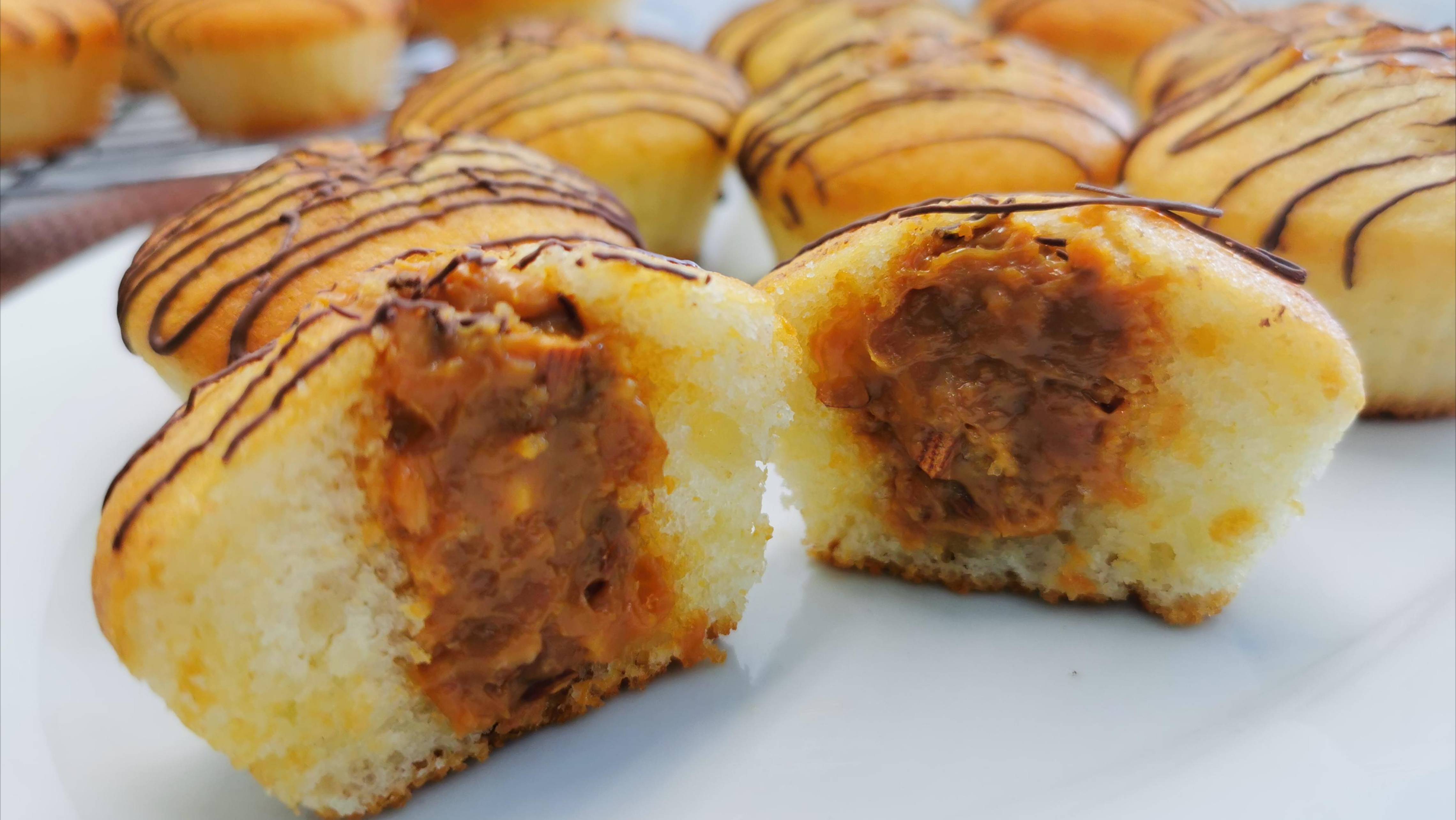 Кексы с начинкой из варёной сгущенки и миндаля. БЫСТРО, ПРОСТО, ВКУСНО!!!😋👍