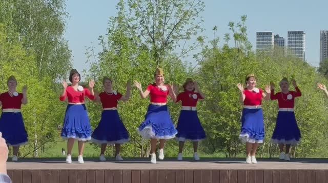 Танцевальный коллектив "Неугомонные" под руководством Татьяны Д'Баржак зажгли "Смуглянку"