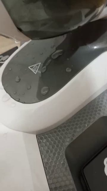 Пылесос вертикальный KT-595 паровой 6 в 1. Артикул 195127507.  Как течёт при использовании швабры