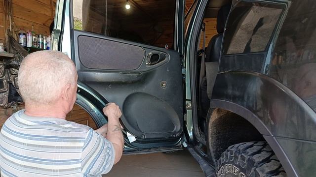 Нива. Быстрый ремонт дверных карт.