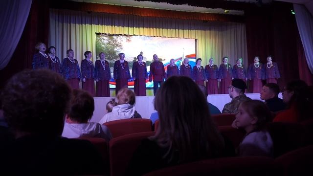 песня  "Что может быть лучше России" поет хор "Годы золотые"