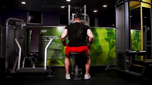 Тяга_обратным_хватом_в_тренажере_на_широчайшие_с_наклоном_корпуса