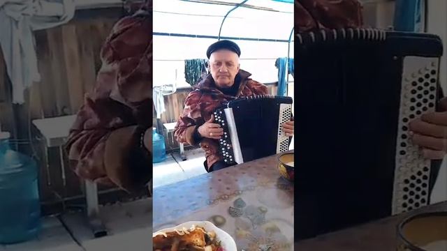 Идёт поток машин по трассе М4- кто воевать, а кто-то кайфовать"..