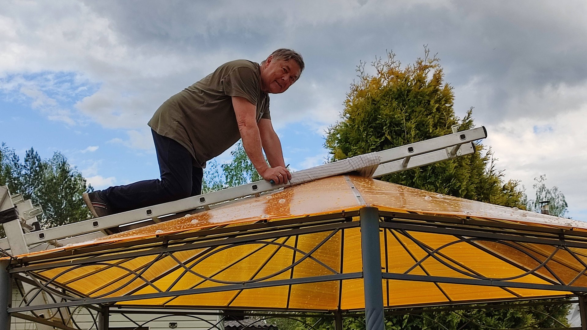 Крыша из поликарбоната на дачный шатёр.