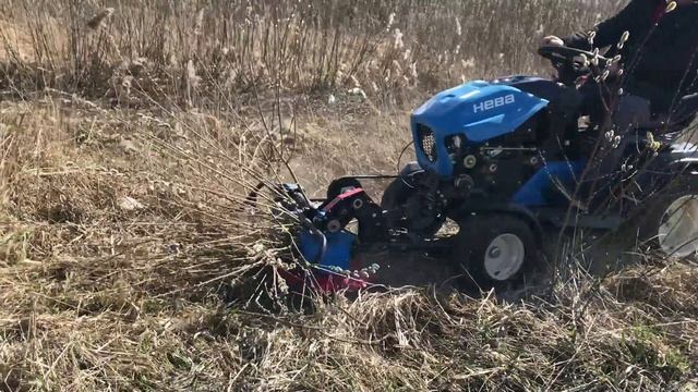 Погоняли трактор садовый в непривычных условиях.