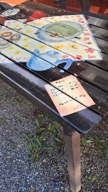 скамейка с надписями "сегодня у меня не буде мнений ни о чем", "присядь на минутку и послушай