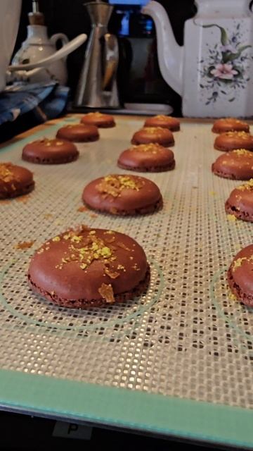 Шоколадные Макарон с начинкой из чёрного шоколада с морской солью