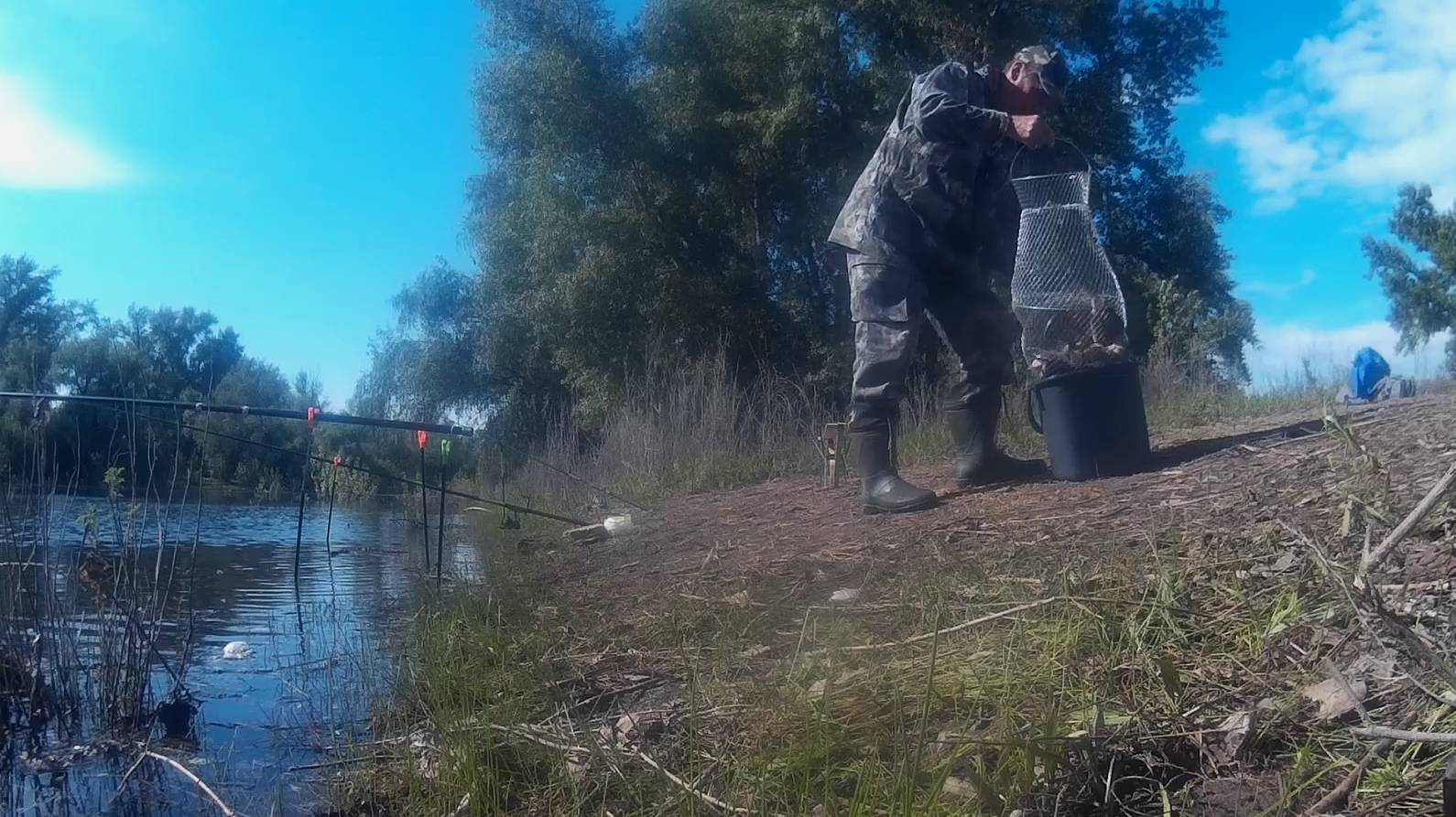 Дождь и ветер не помеха когда рыба клюет.