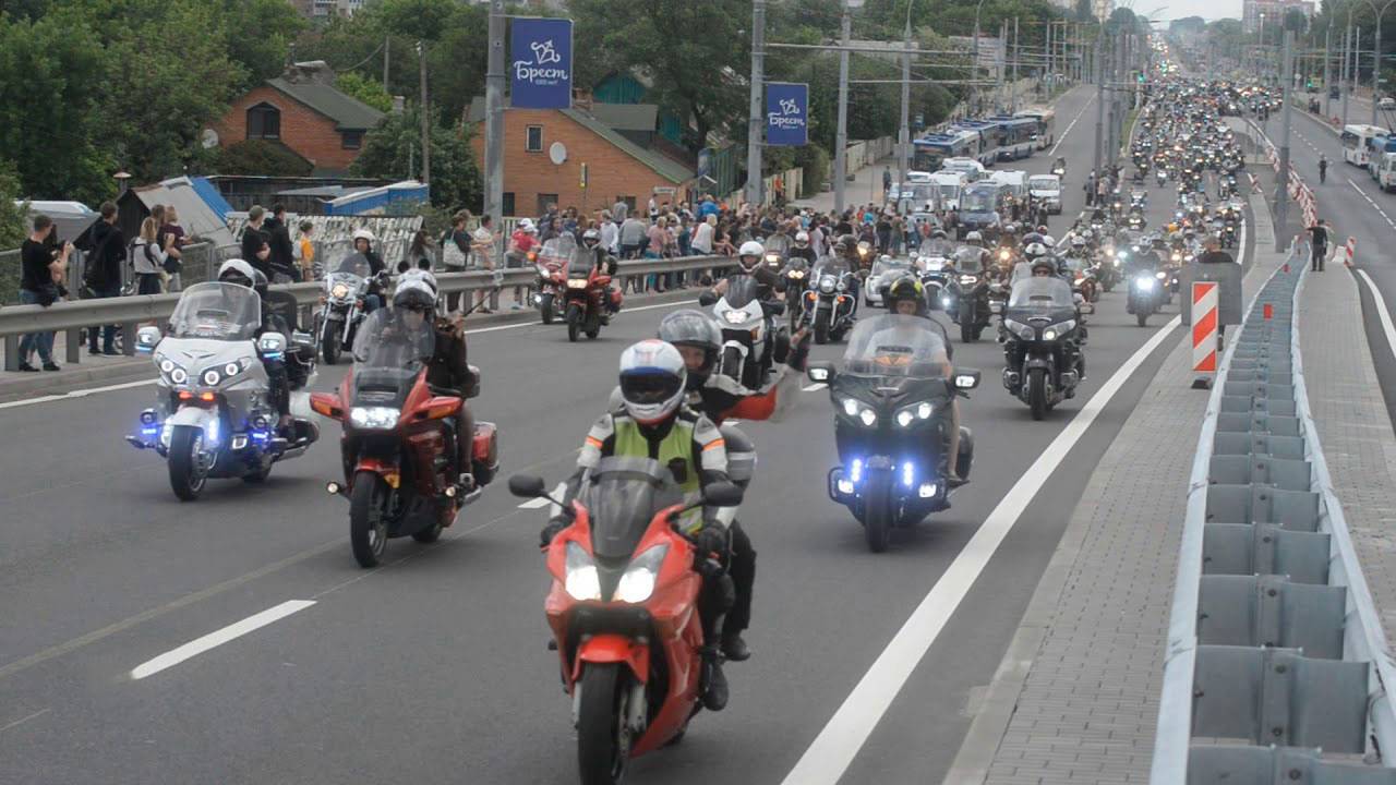 Парад мотоциклов на улицах города. Байк-фестиваль.