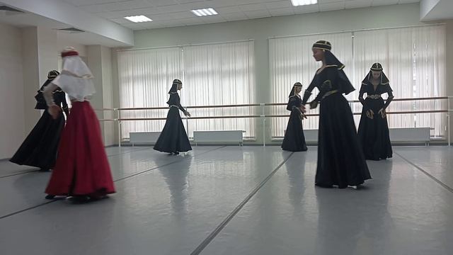 Экзамен учениц хореографического отделения по предмету «Народно-сценический танец» в ЕДШИ №2