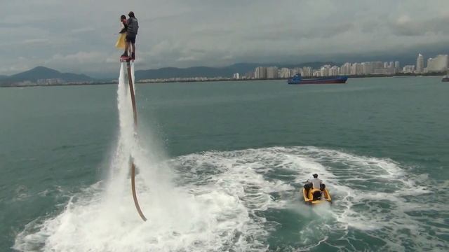 Катание на флайборде китайцев в бухте Санья (Хайнань)