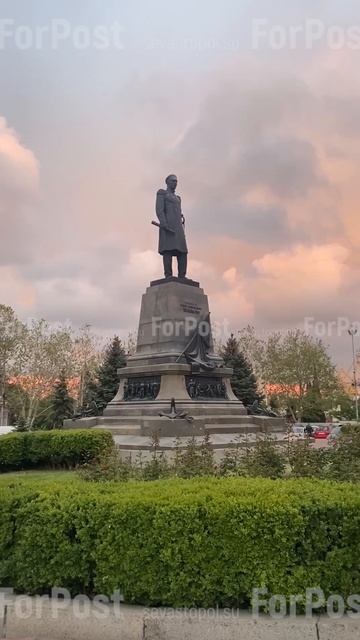 Павел Степанович на фоне закатного севастопольского неба