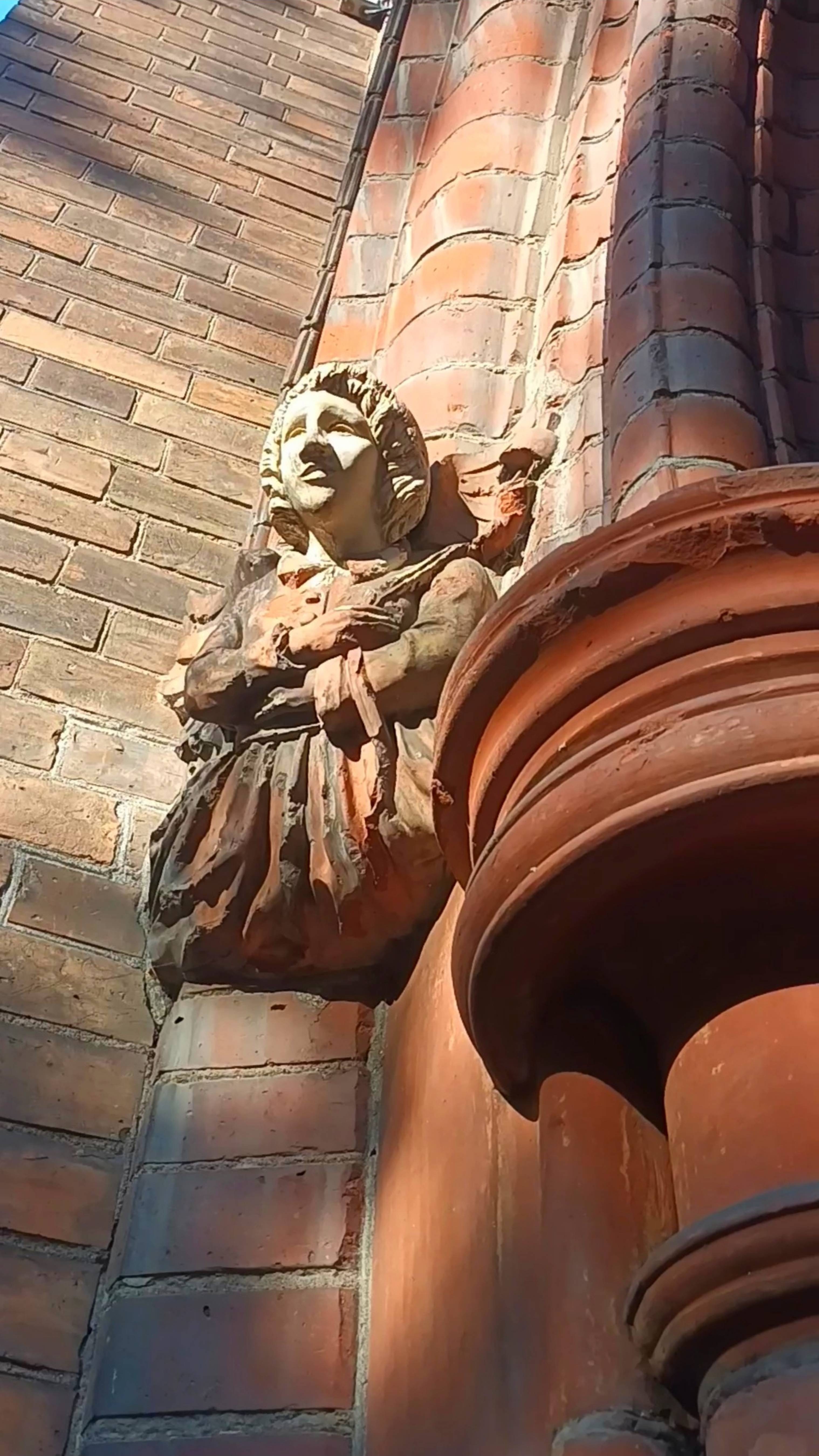 Церковь Святого Андрея (ангелы у портала)