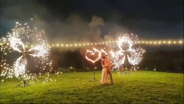 Горящие сердца с факелом на свадьбе + вертушки. Пиротехническое шоу