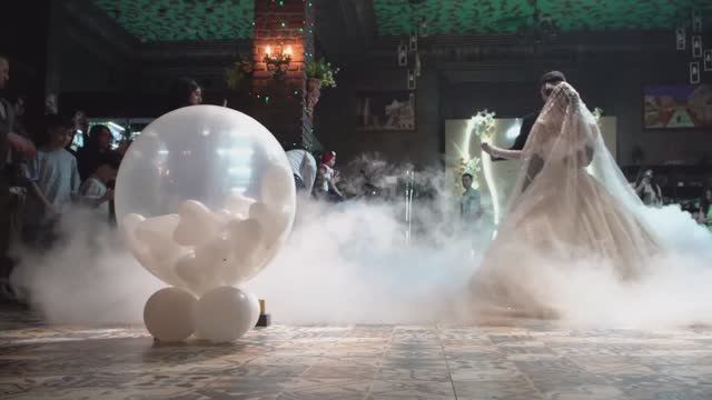 Тяжелый дым, холодные фонтаны и шары с сердцами на свадьбе. Пиротехническое шоу