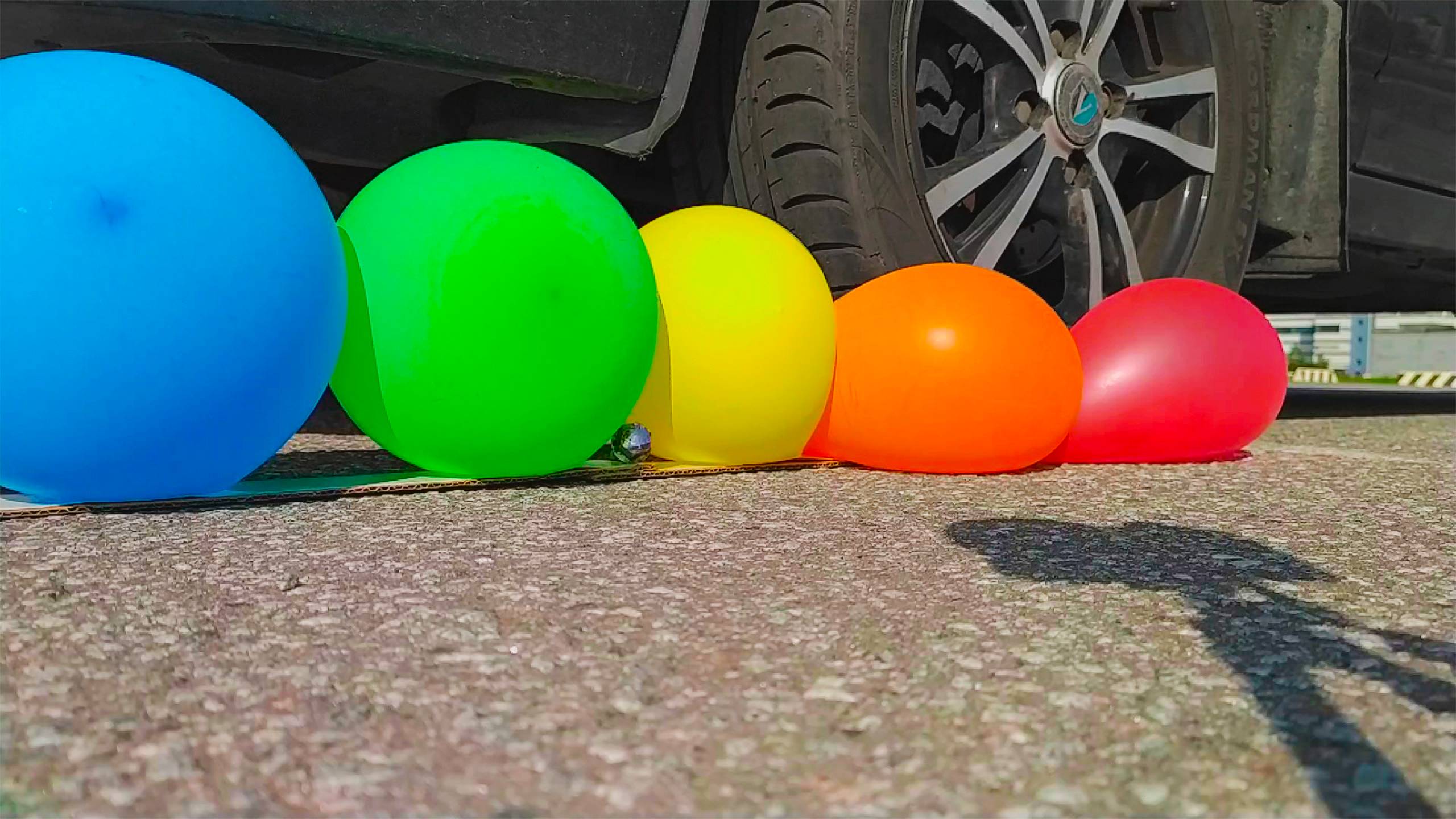 Эксперимент с автомобилем! Краш тест vs Давить колесом Воздушные Шары, Шоколадные Яйца! АСМР звуки!