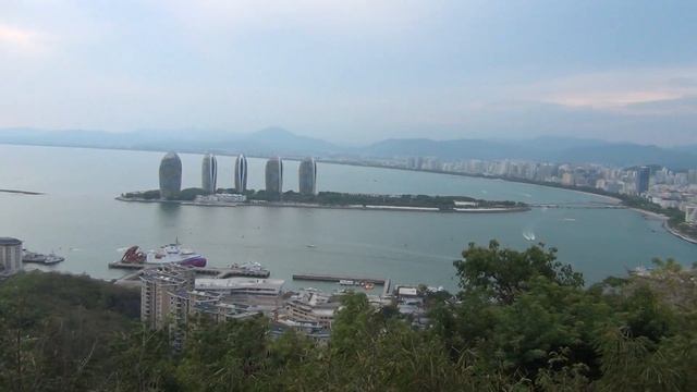 В парке "Олень повернул голову" на вершине горы (Санья, Хайнань, Китай)