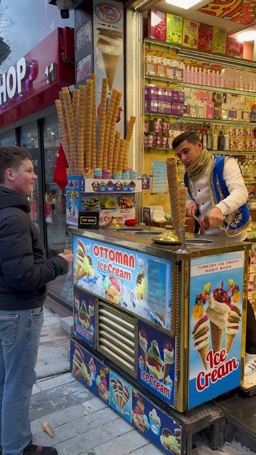 Турецкий мороженщик видео как веселит покупателей и как покупатель развеселил мороженщика.
