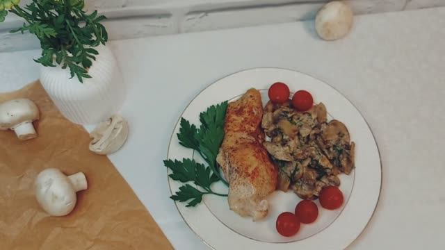 Куриная грудка с грибами.