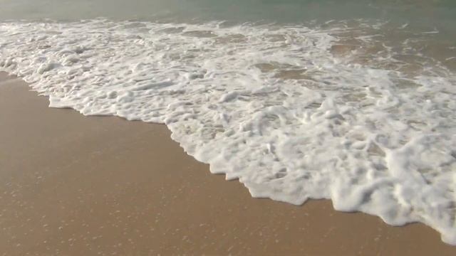 Волны на пляже бухты Дадунхай (Санья, Китай) 10.05.2025