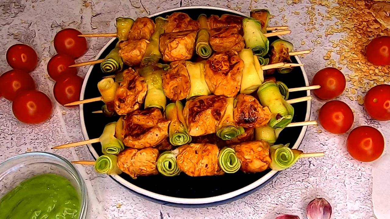 📌 Куриныe шaшлычки с молодыми кабaчкaми на сковороде