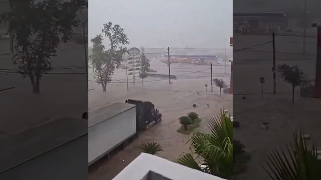 Ливневый паводок в Пьедрас-Неграс (Коауила, Мексика, 8.05.2025)
