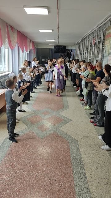 Проход выпускников по «живому коридору»