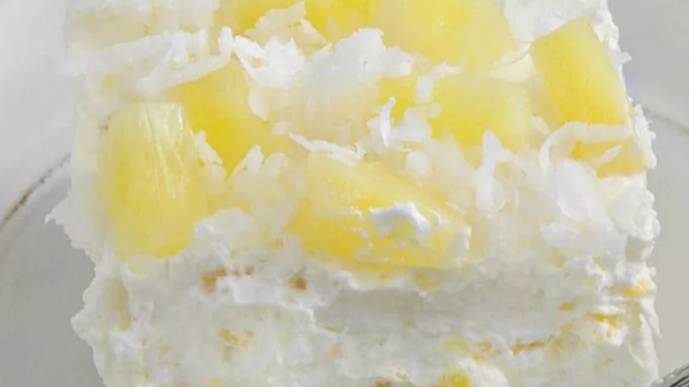 Ананас со взбитыми сливками.