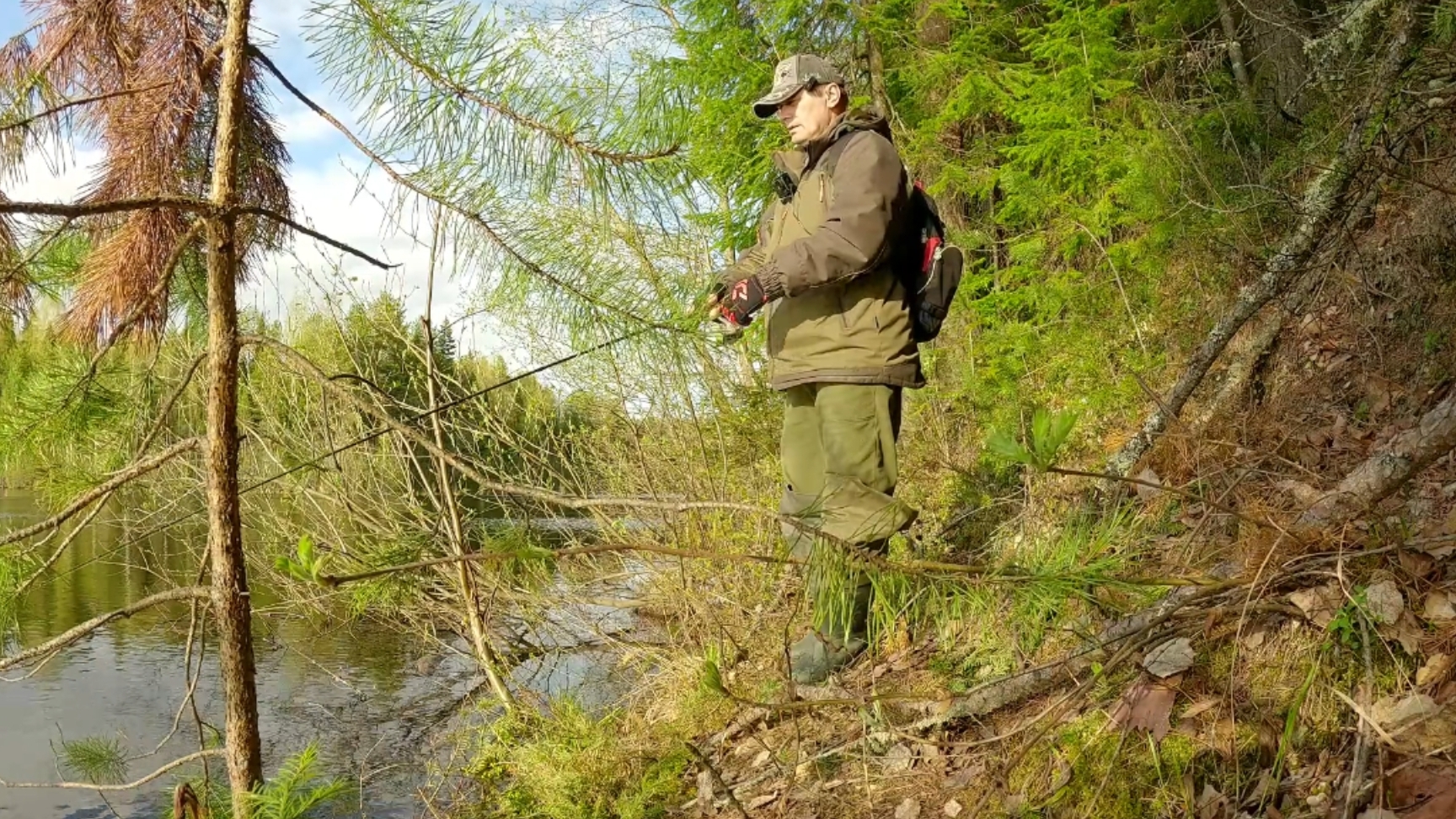 Стоишь такой, 
кидаешь спиннинг, а сзади как... В штаны наложить можно от неожиданности.