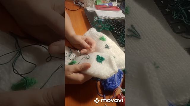 Вышивка на варежках