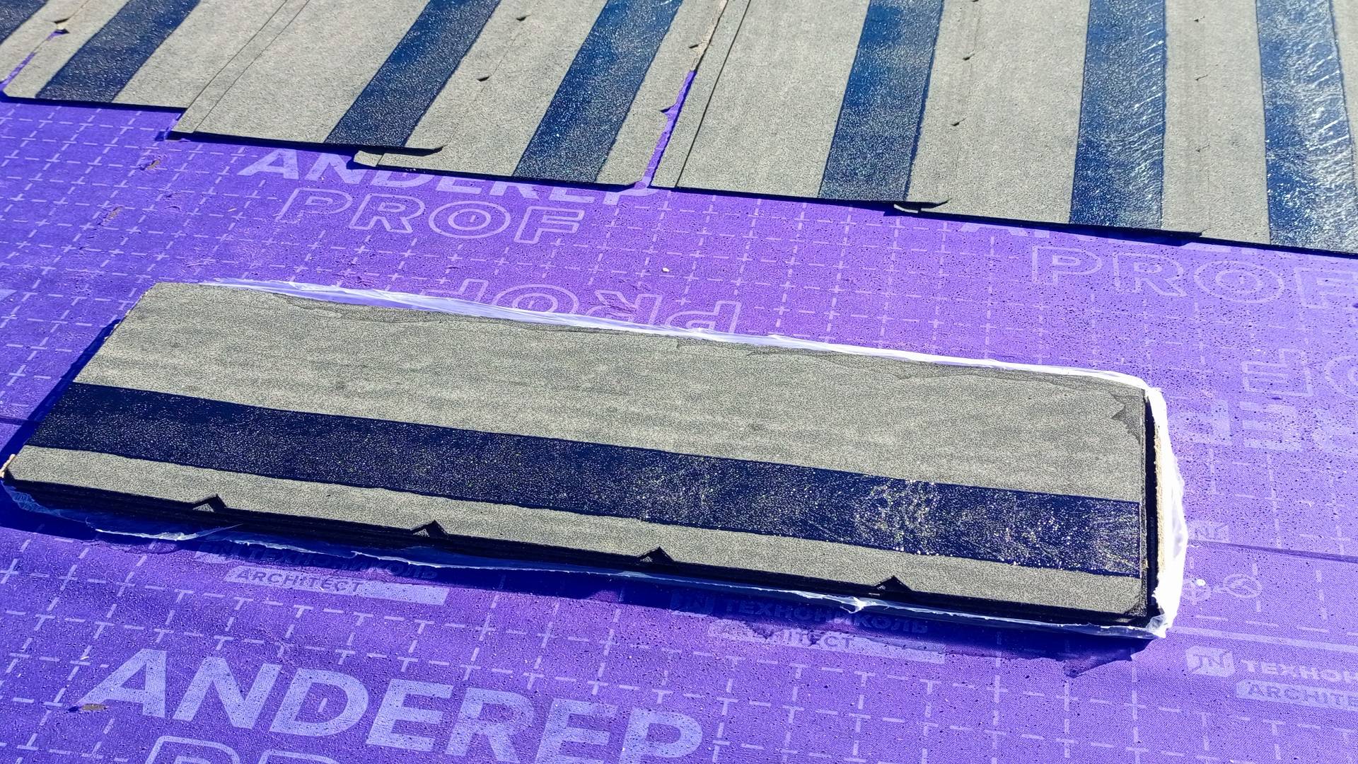 Как эффективно открыть пачку черепицы для раскладки на мягкой кровли для монтажа?