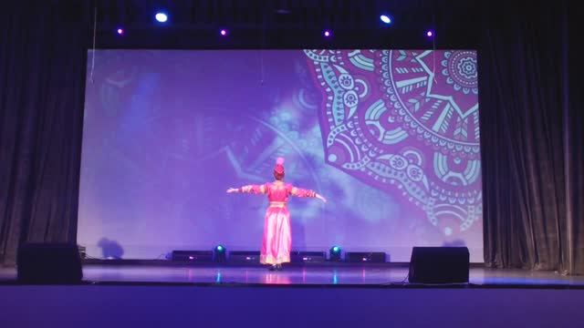 Казахский народный танец "Зымыран" ("Зимородок")