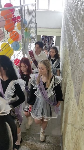 Выпускники поднимаются в актовый зал