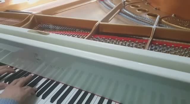 Красивый рояль Steinway & Sons (Германия) белый кабинетный