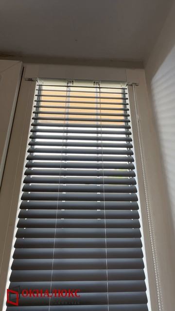 На узкое окно шириной 255 мм установили горизонтальные матовые серые жалюзи. ОКНАЛЮКС Севастополь