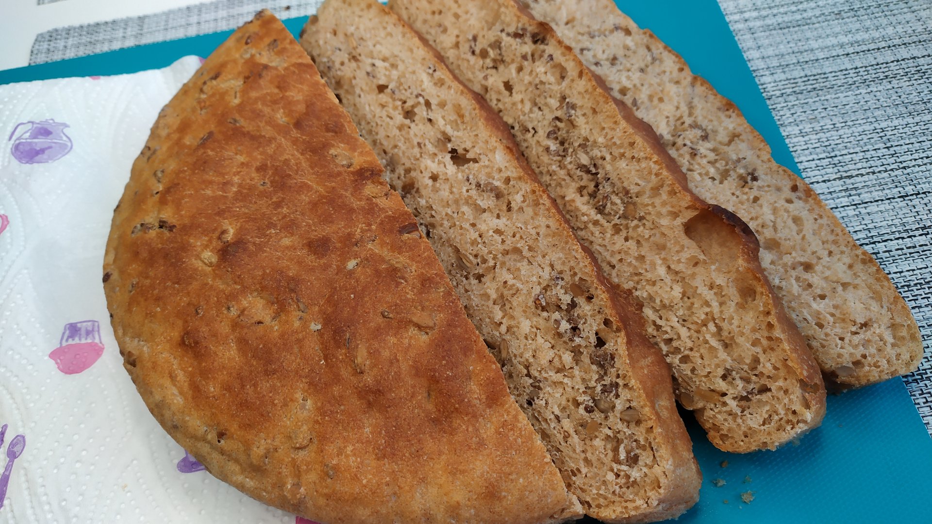 Просто смешай тесто ложкой: домашний ржаной хлеб с семенами льна и подсолнечника