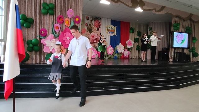 Выпускник с первоклассницей и звонком